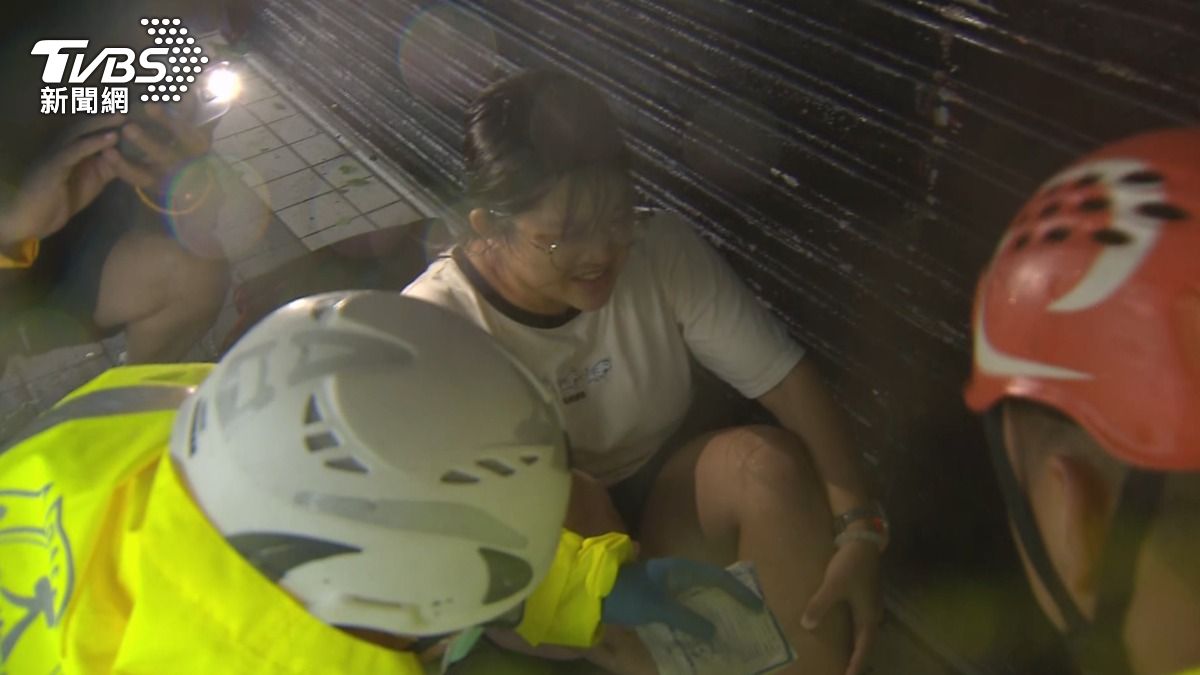 颱風楊柳太兇猛！台東女子「踩碎玻璃腳底血流」 嘉南地區爬屋頂救帆布│TVBS新聞網
