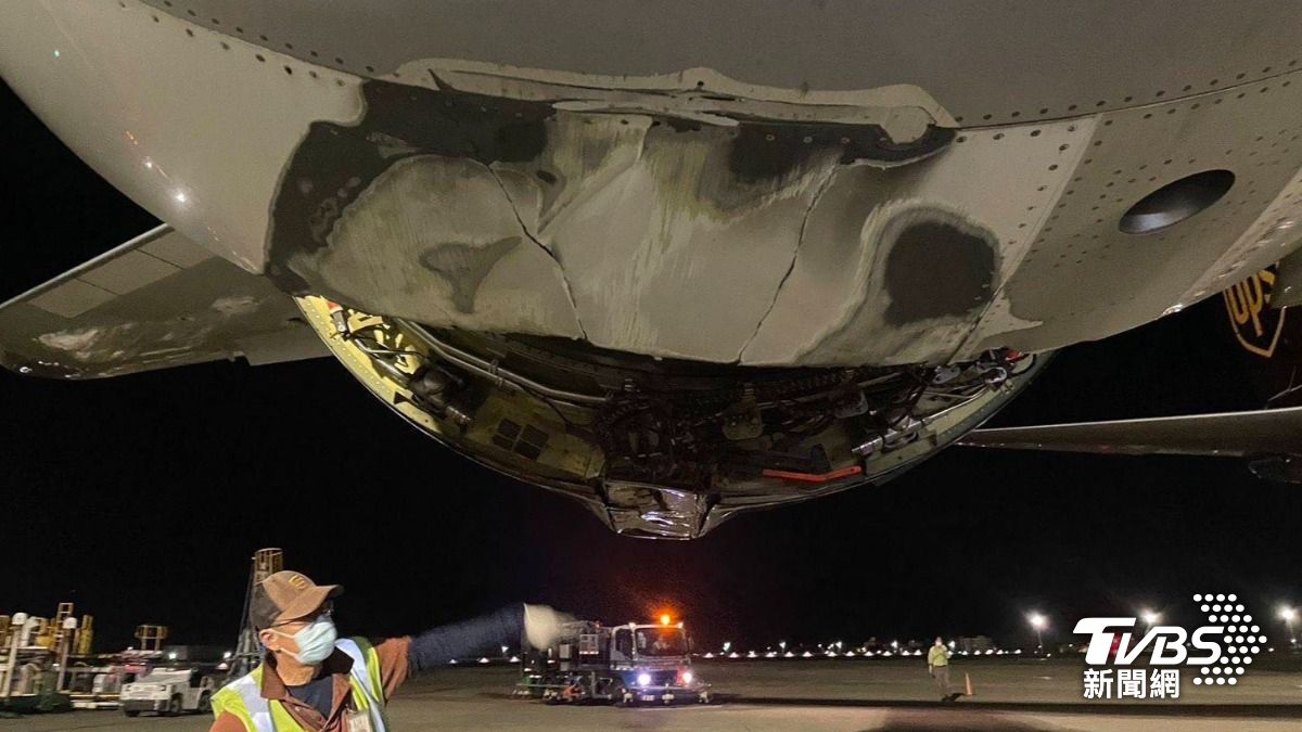 美國UPS貨機降落桃機驚險瞬間！ 右側引擎觸地「黑夜噴火花」│TVBS新聞網