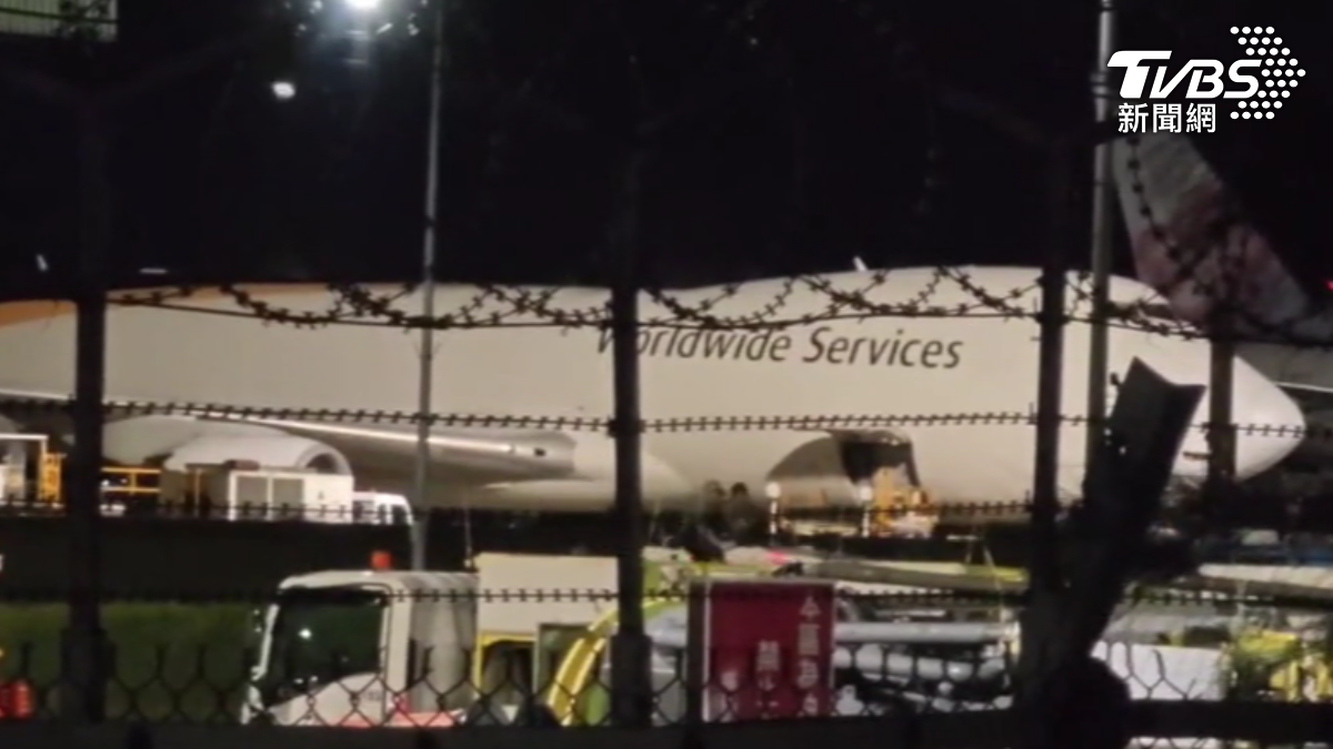 美國UPS貨機降落桃機驚險瞬間！ 右側引擎觸地「黑夜噴火花」│TVBS新聞網