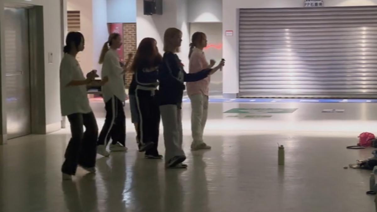 練舞天堂變孤島！台北車站地下街鐵門突降 民眾傻眼被困│TVBS新聞網