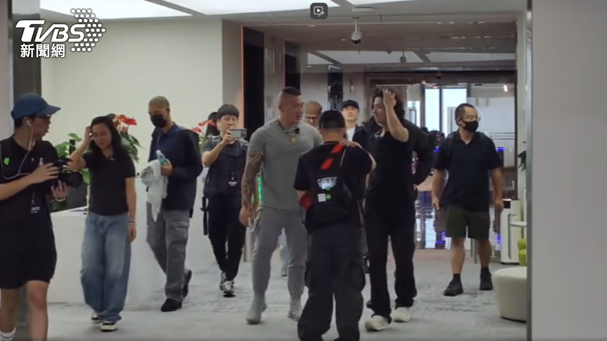 無人機表演遭遇訊號中斷！館長砸重金24張5G卡仍直播仍卡卡│TVBS新聞網