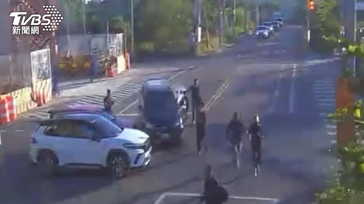 擦撞後全數落跑！ 6位「黑衣男」疑似外籍移工皆落荒而逃│TVBS新聞網
