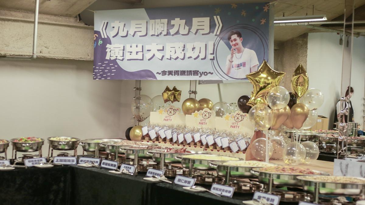 玉女師姐送花力挺！U:NUS高胥崴首演舞台劇 搖身學長帥一波│TVBS新聞網