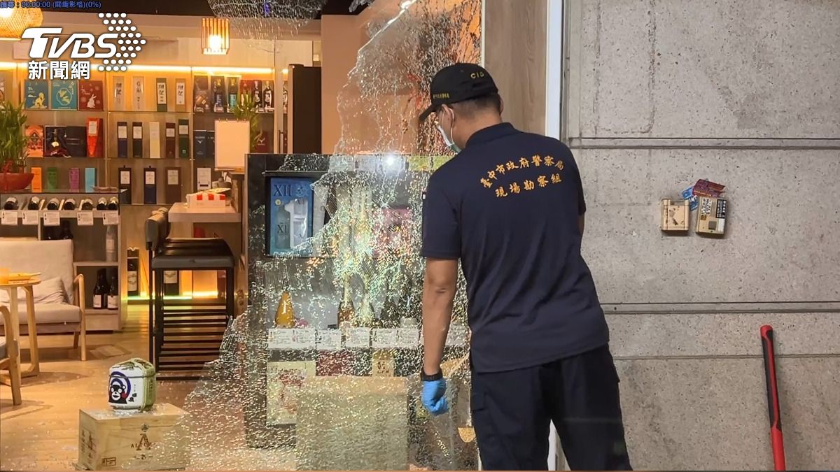 酒行女老闆割傷腳！2男持鐵鎚砸店 借貸糾紛釀暴力│TVBS新聞網