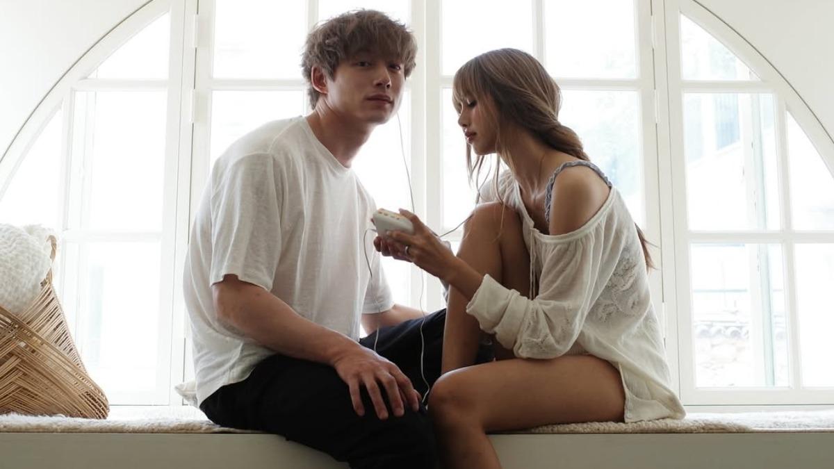 Lisa滾床照流出 依偎日本男神親暱躺床上「541萬人朝聖甜笑畫面」│TVBS新聞網