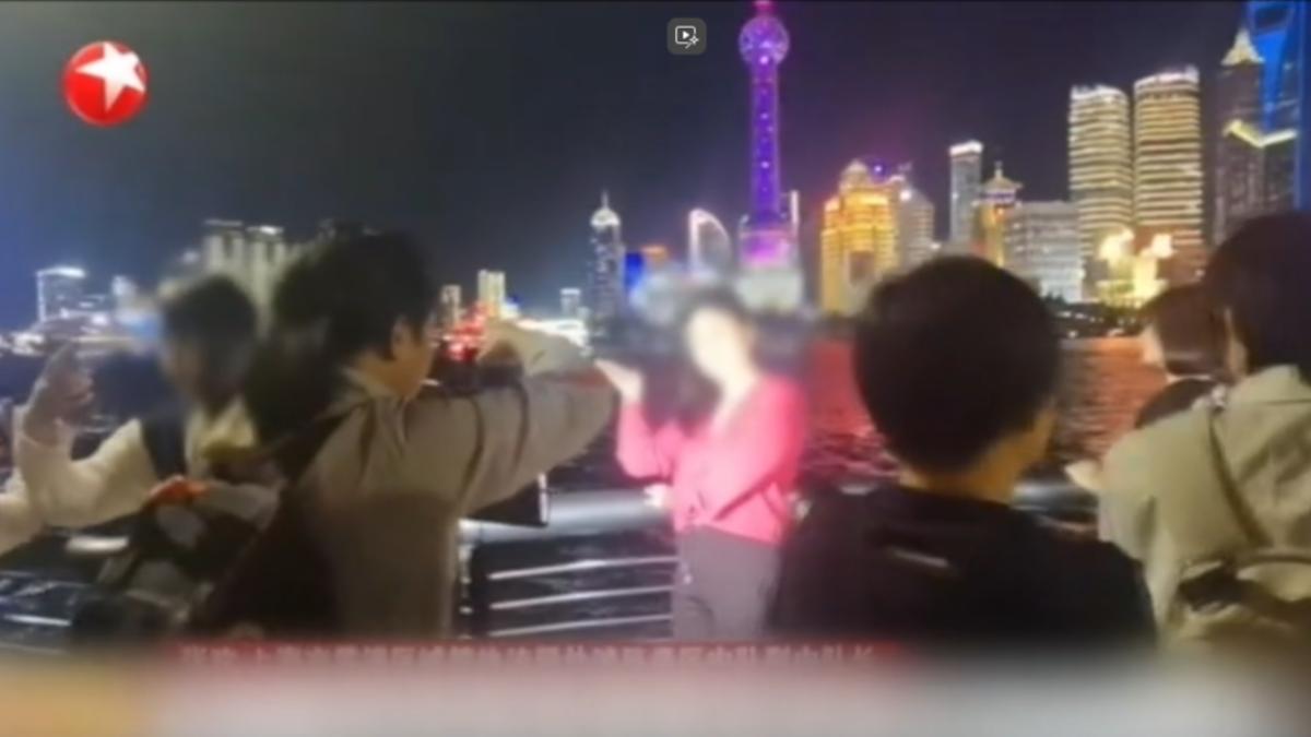上海外灘攝影亂象！數百人霸佔打卡點 強拍強賣每張收125元│TVBS新聞網