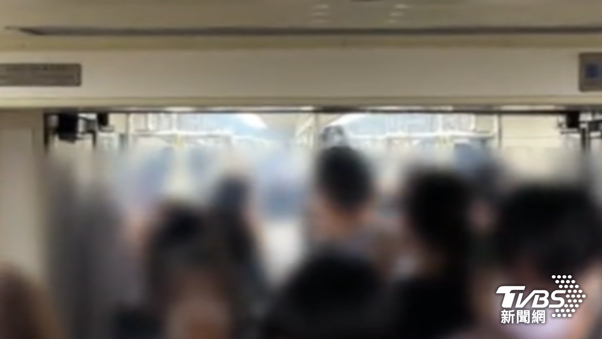 手機突燒焦冒濃煙！北捷車廂白煙瀰漫 目擊民眾嚇:像失火│TVBS新聞網