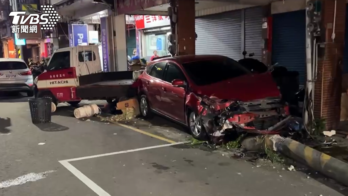 55歲醉女逆向連環撞！「車黏人」半小時不下車 稱：嚇壞了│TVBS新聞網