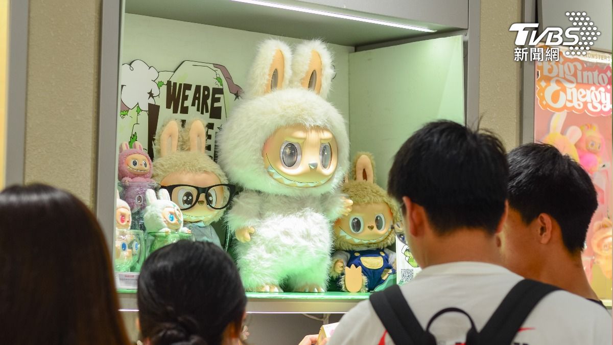 NBA中國賽／隊友送Labubu當生日禮 布克尬回一句全場笑翻│TVBS新聞網