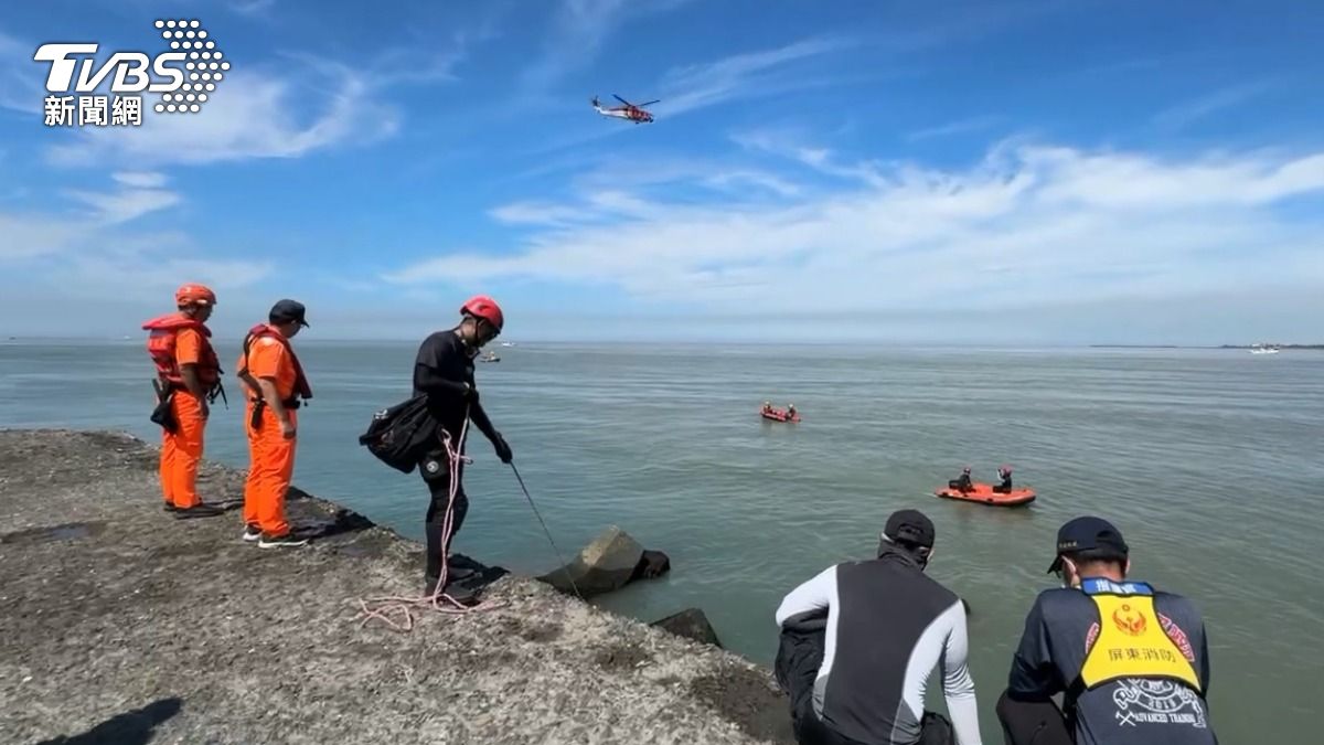 機車男深夜衝紅燈塔落海！ 岸邊消波塊驚見撞痕 身分成謎│TVBS新聞網