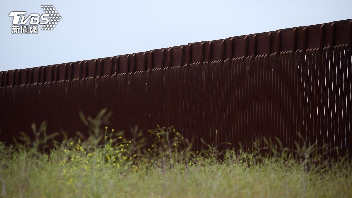 美ICE逮移民電擊槍猛「電」！ 川普塗黑圍牆「燙」退偷渡客│TVBS新聞網