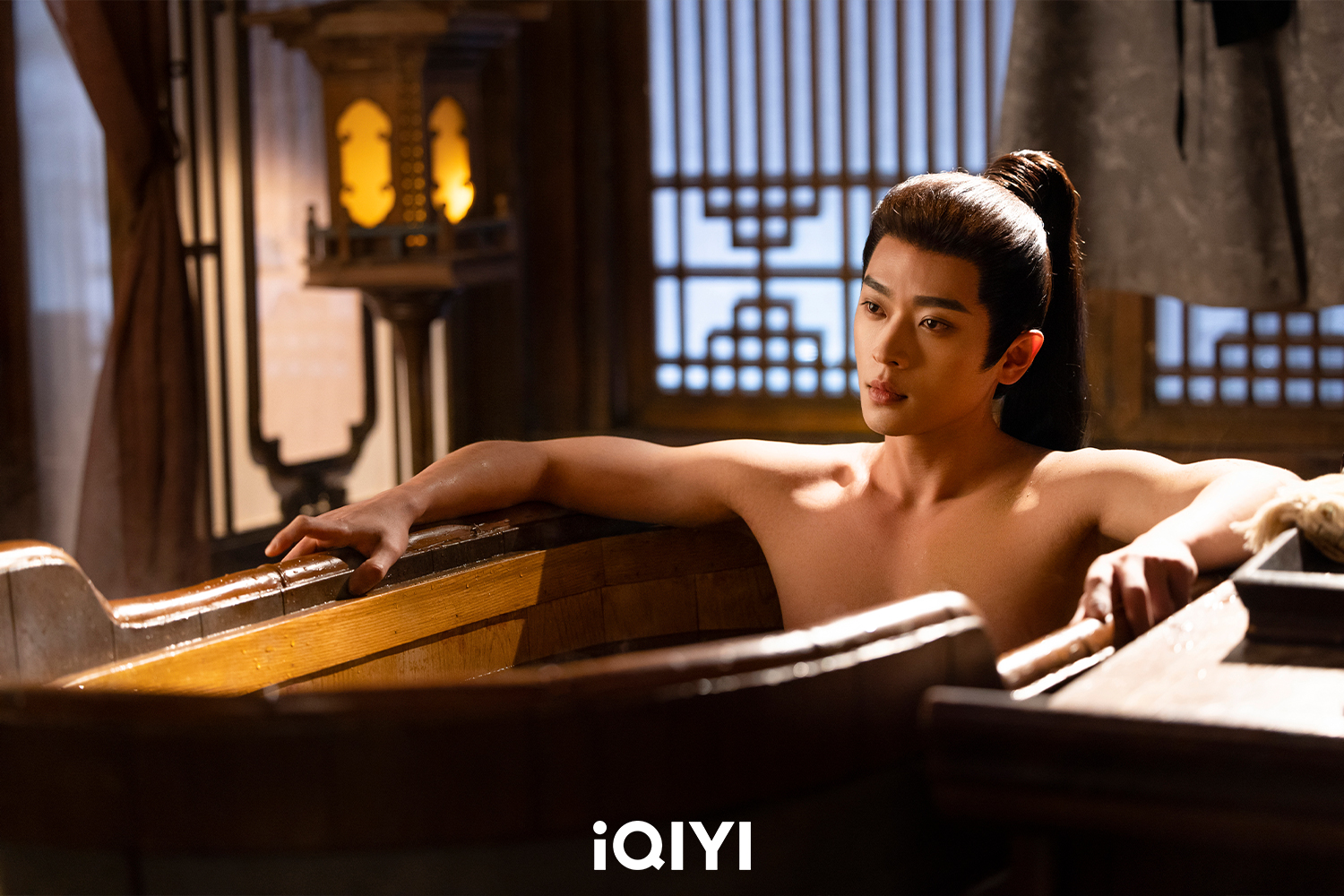 丞磊腹肌好養眼！成了「洗澡戲專業戶」 月下吻周也粉紅氛圍爆棚│TVBS新聞網