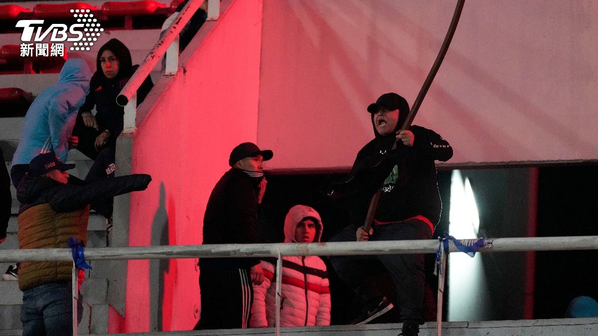 看球變大亂鬥！ 阿根廷對智利 足球迷場邊打架 10傷、300人被捕│TVBS新聞網