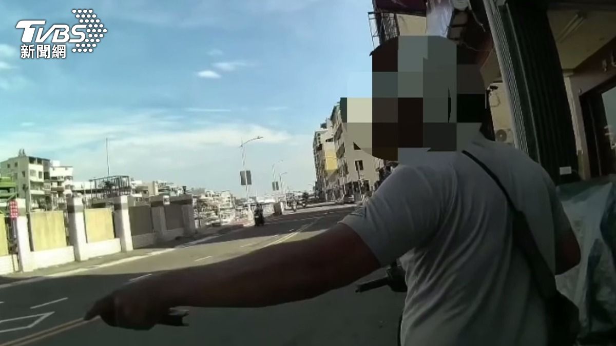 罪加一等！紅燈左轉被攔 男竟失控辱罵+襲警 下場曝光│TVBS新聞網