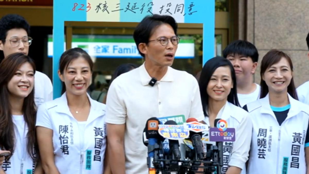 赴北車催公投票 與妻投票穿搭「藍白合」？黃國昌：她怎麼穿都好看│TVBS新聞網