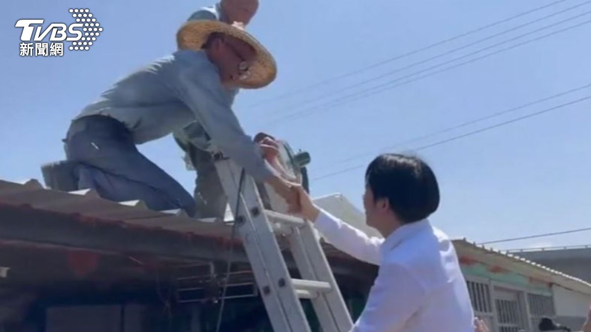 823投票完顧台南 賴總統勘災「爬梯送水」│TVBS新聞網