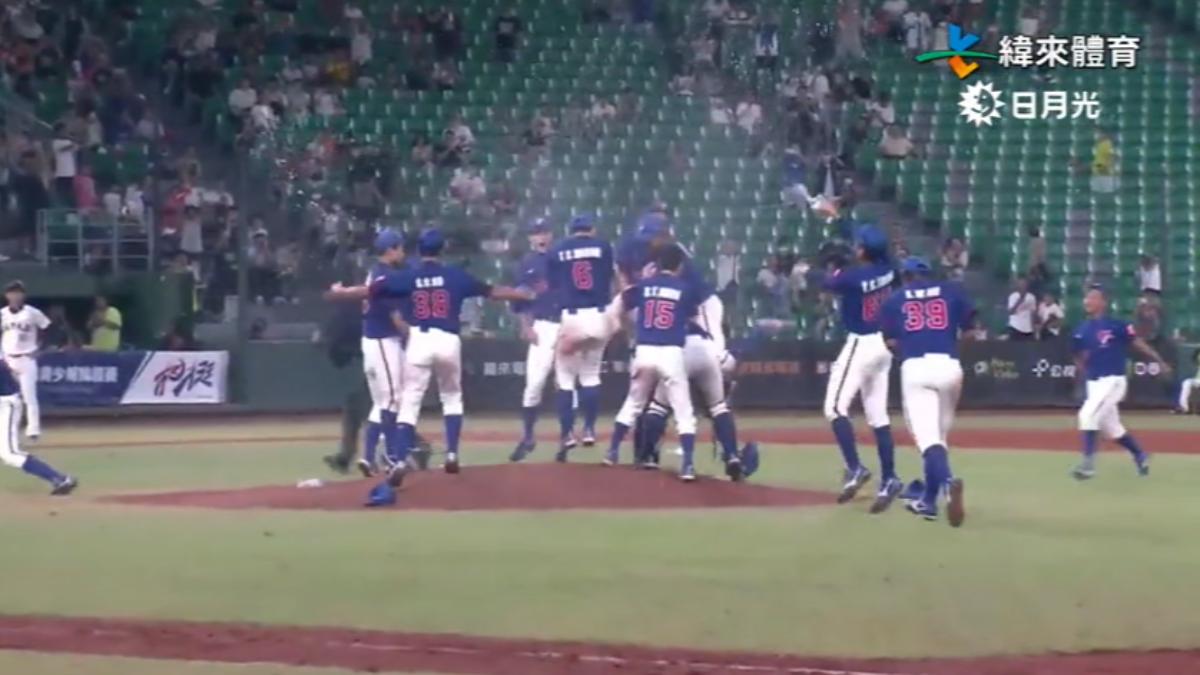中華隊3比0完封日本！U15台灣奪隊史第8冠 柯邵捷飆7局「無失分」│TVBS新聞網