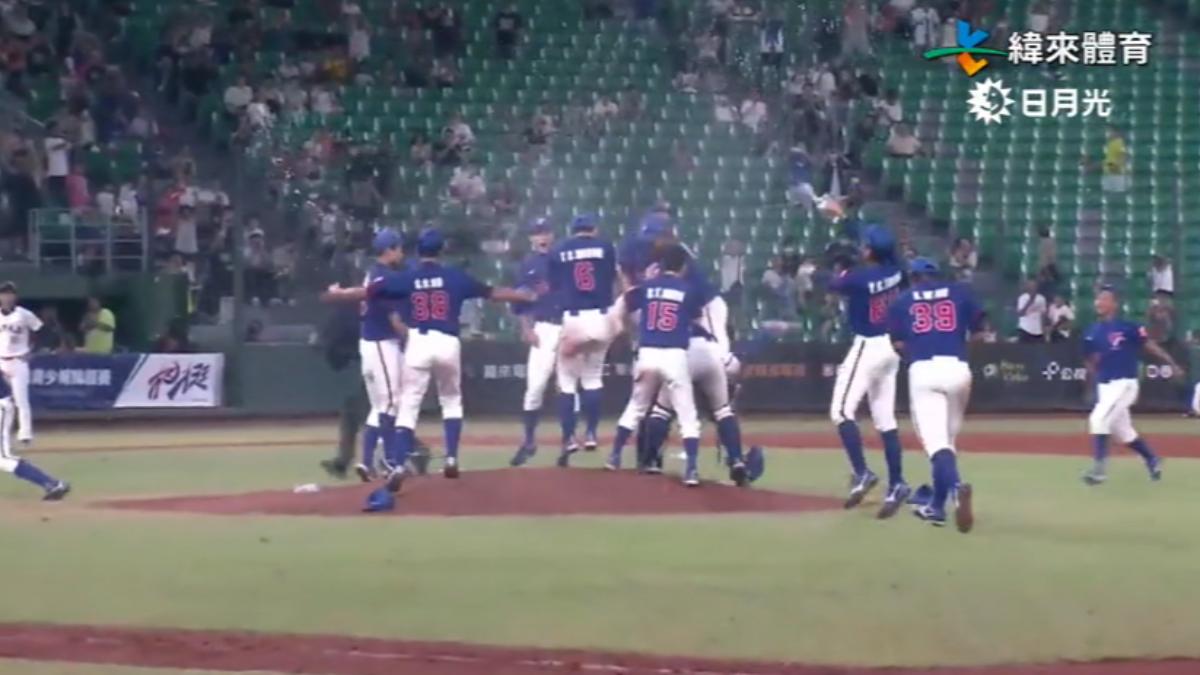 中華隊3比0完封日本！U15台灣奪隊史第8冠 柯邵捷飆7局「無失分」│TVBS新聞網