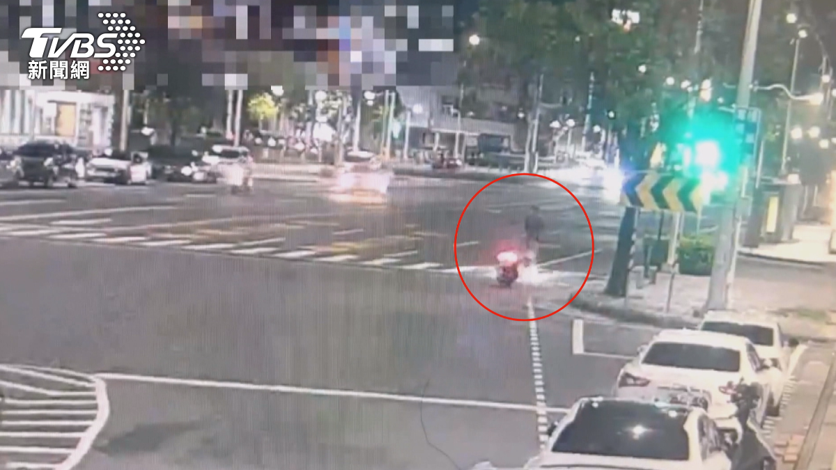 斑馬線上等紅燈！ 遭機車「高速撞上」 行人竟有肇責│TVBS新聞網
