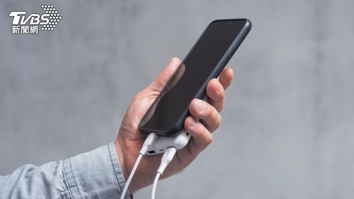 行動電源超燙！他放冰箱降溫險失火 專家曝「1方法」最安全│TVBS新聞網