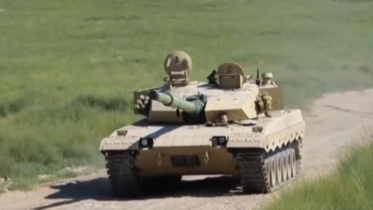 「陸戰王」99A坦克將登北京閱兵 專家：難打美售台M1A2│TVBS新聞網