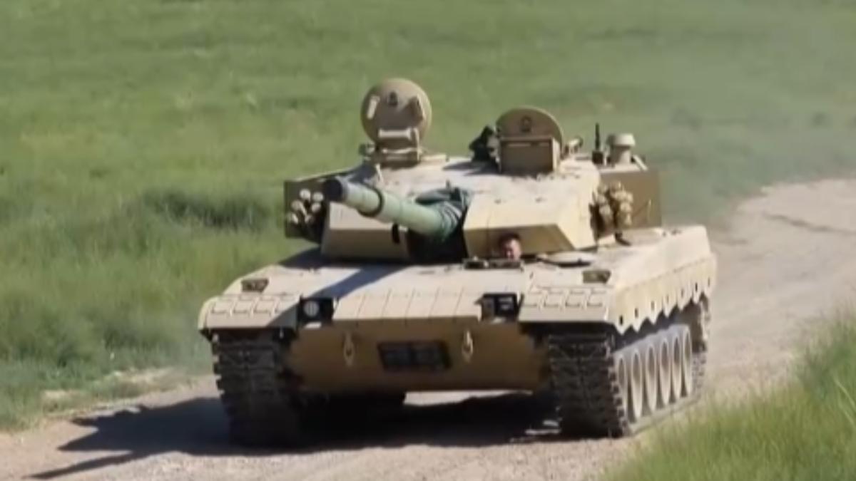 「陸戰王」99A坦克將登北京閱兵 專家：難打美售台M1A2│TVBS新聞網