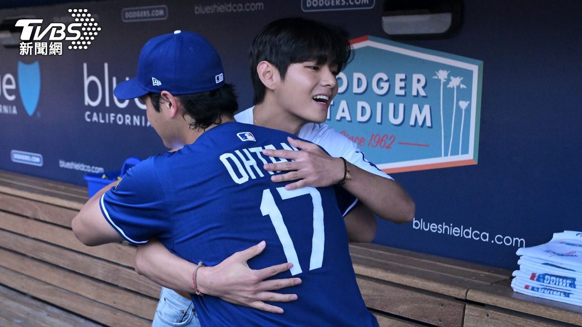 MLB／BTS V來了！開球前與大谷翔平握手、擁抱畫面曝│TVBS新聞網