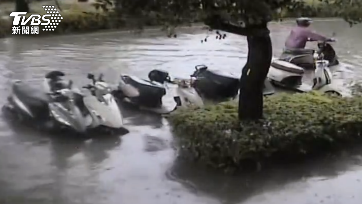 雷雨狂炸南部！ 高雄「機車泡水.飛機延誤.逾3千戶停電」│TVBS新聞網