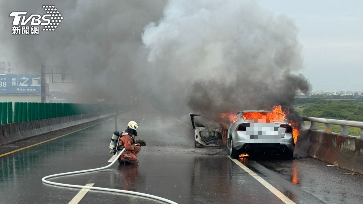 快訊／新竹台68線火燒車！恐怖濃煙狂竄 駕駛嗆傷急送醫│TVBS新聞網