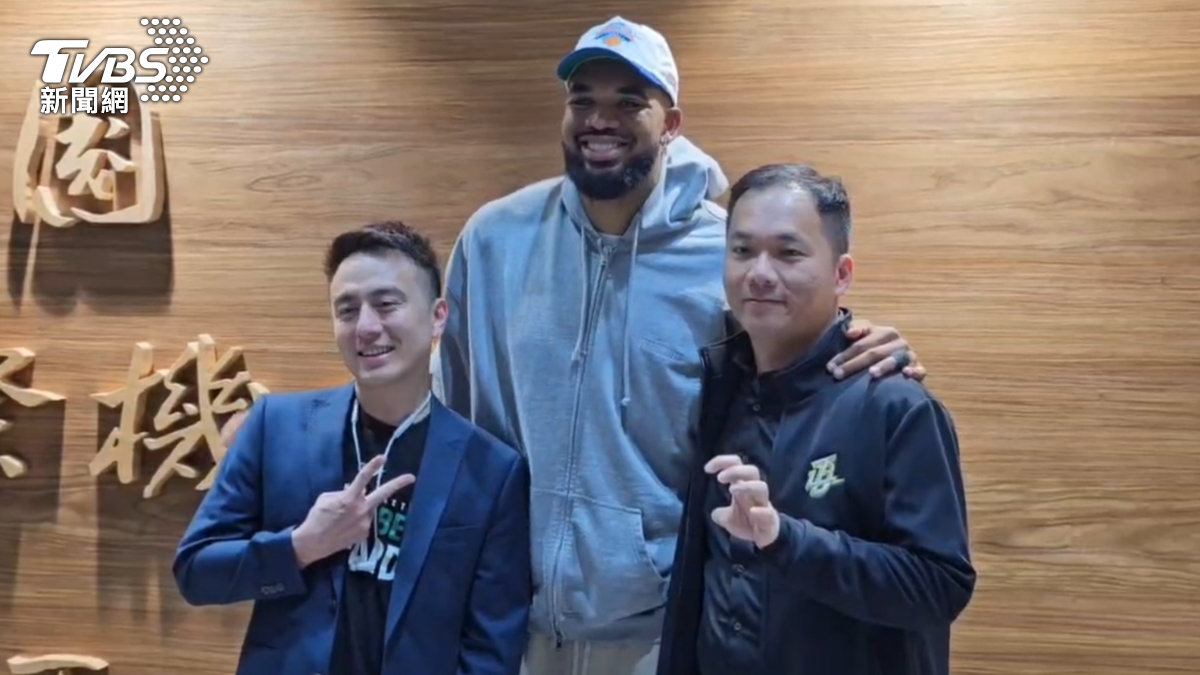 NBA巨星來了！尼克明星中鋒湯斯抵台 2字中文回應接機球迷│TVBS新聞網