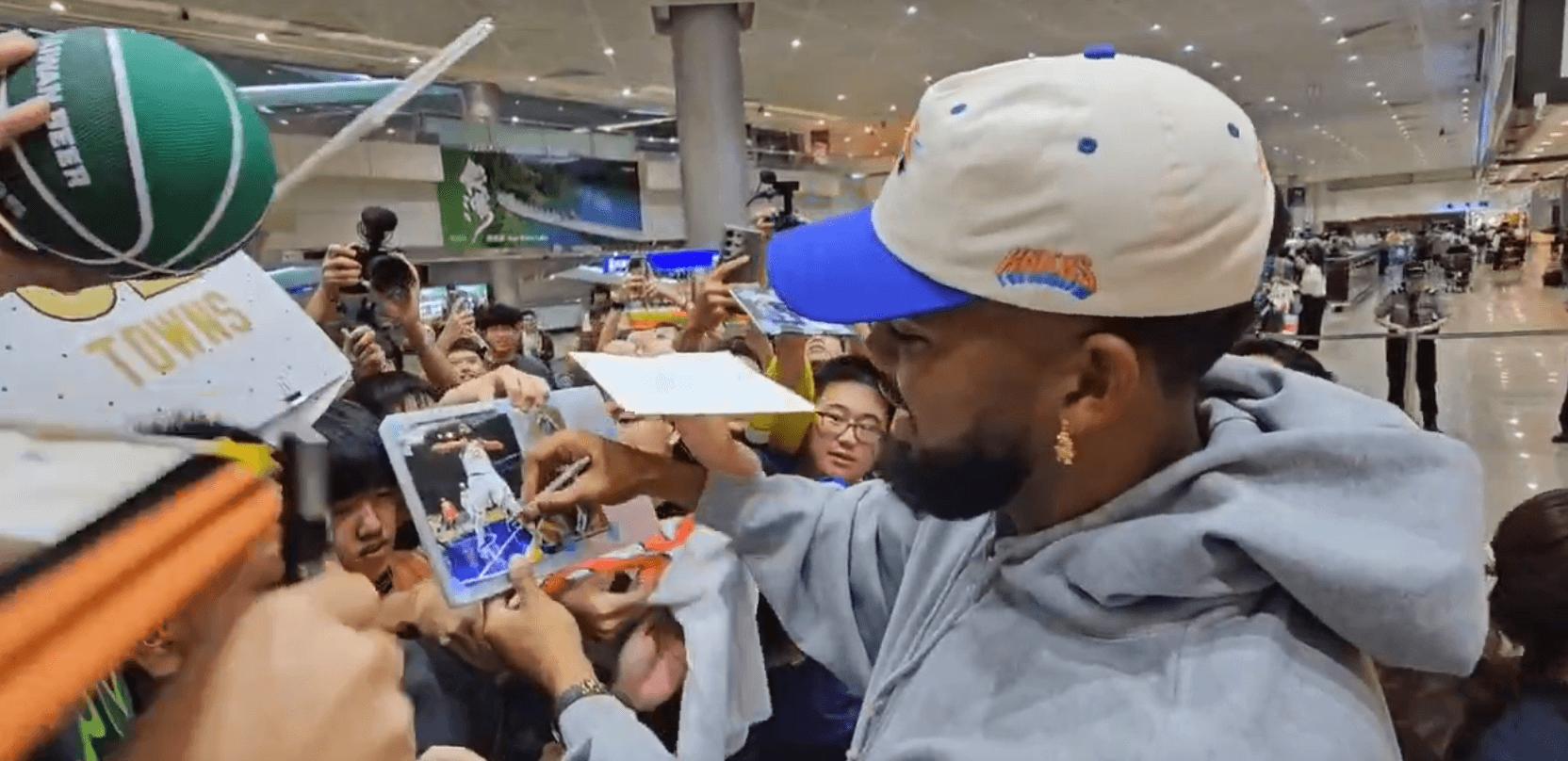 NBA巨星來了！尼克明星中鋒湯斯抵台 2字中文回應接機球迷│TVBS新聞網