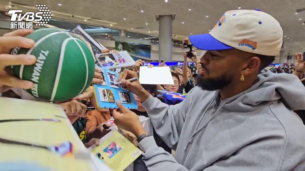 NBA巨星Towns桃園看球賽：台灣食物都想品嘗 球迷尖叫迎接│TVBS新聞網