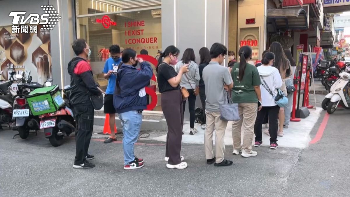 韓咖啡店限量冷飲杯掀排隊潮 南部「大澎湃」飲料店人氣爆棚│TVBS新聞網