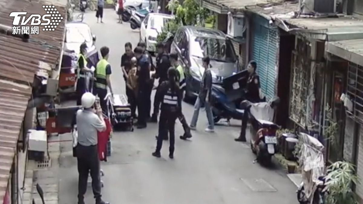 男裸身闖飲料店！近10警「持盾牌、電擊槍」強制送醫│TVBS新聞網