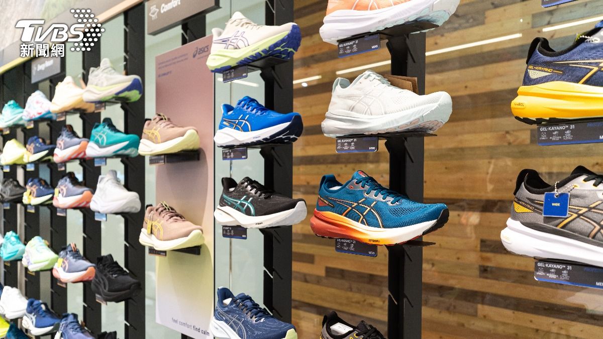 年輕人都在穿！「百搭球鞋」出國暴走也不累 NIKE、Adidas退位│TVBS新聞網
