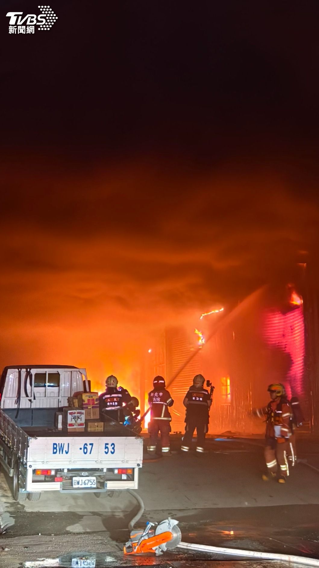 惡火狂燒傳爆炸聲！林口鐵皮工廠大火 1600平方米陷火海│TVBS新聞網
