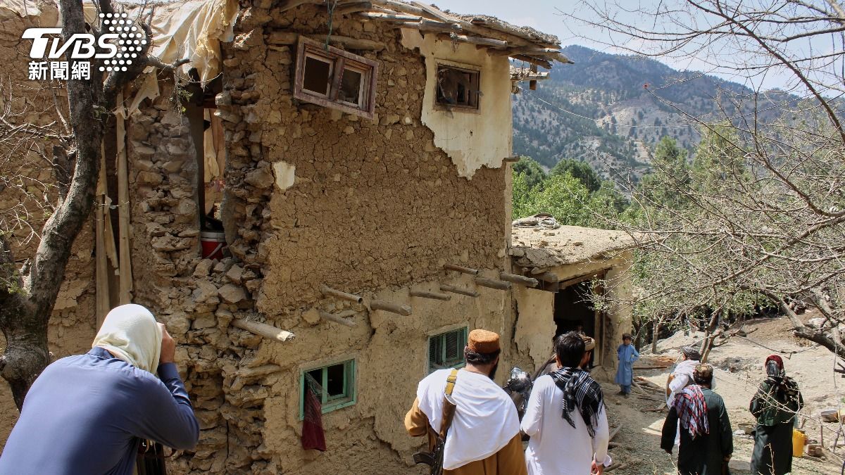 阿富汗深夜6.0強震！ 屋倒釀逾250死 村民徒手挖土救人│TVBS新聞網