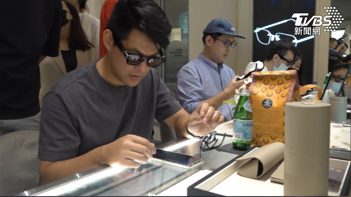 HTC AI眼鏡開賣！ 門市多人 視障民眾：聲控＋幫閱讀│TVBS新聞網