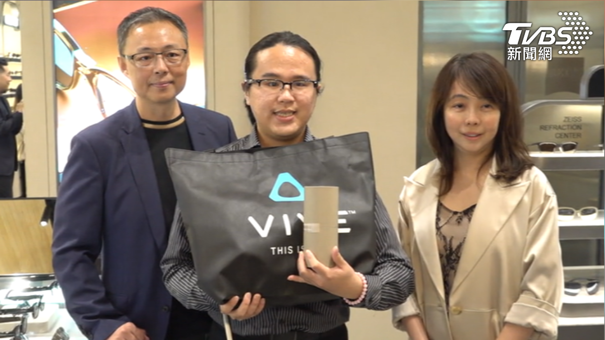 HTC AI眼鏡開賣！ 門市多人 視障民眾：聲控＋幫閱讀│TVBS新聞網