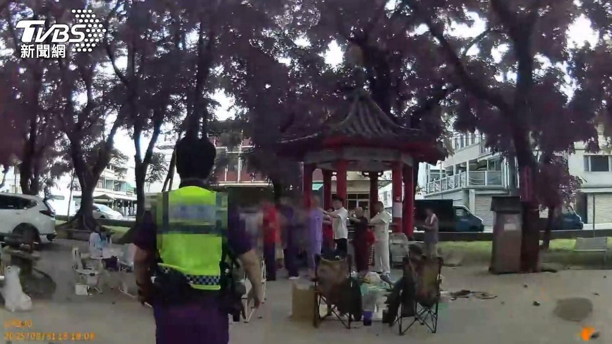 在公園普渡？ 5車20人闖潮州公園 搬香爐插香拜拜│TVBS新聞網