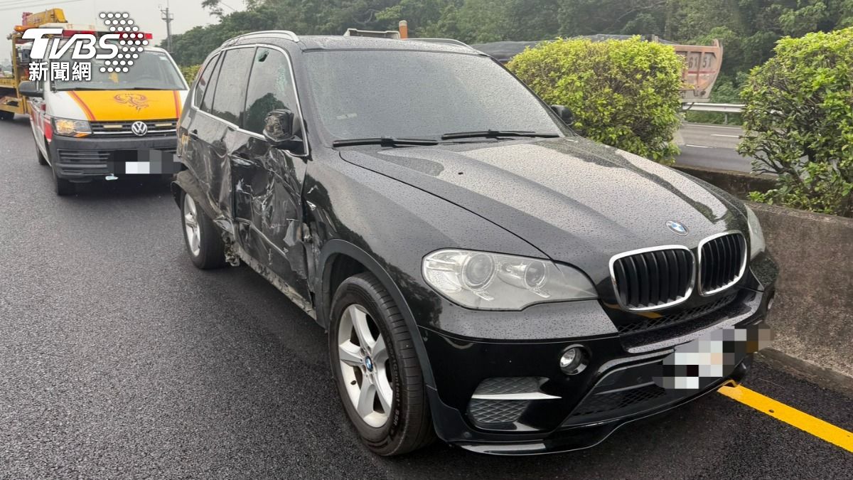 國3驚悚車禍！大貨車爆胎失控狠撞BMW 駕駛受傷送醫│TVBS新聞網