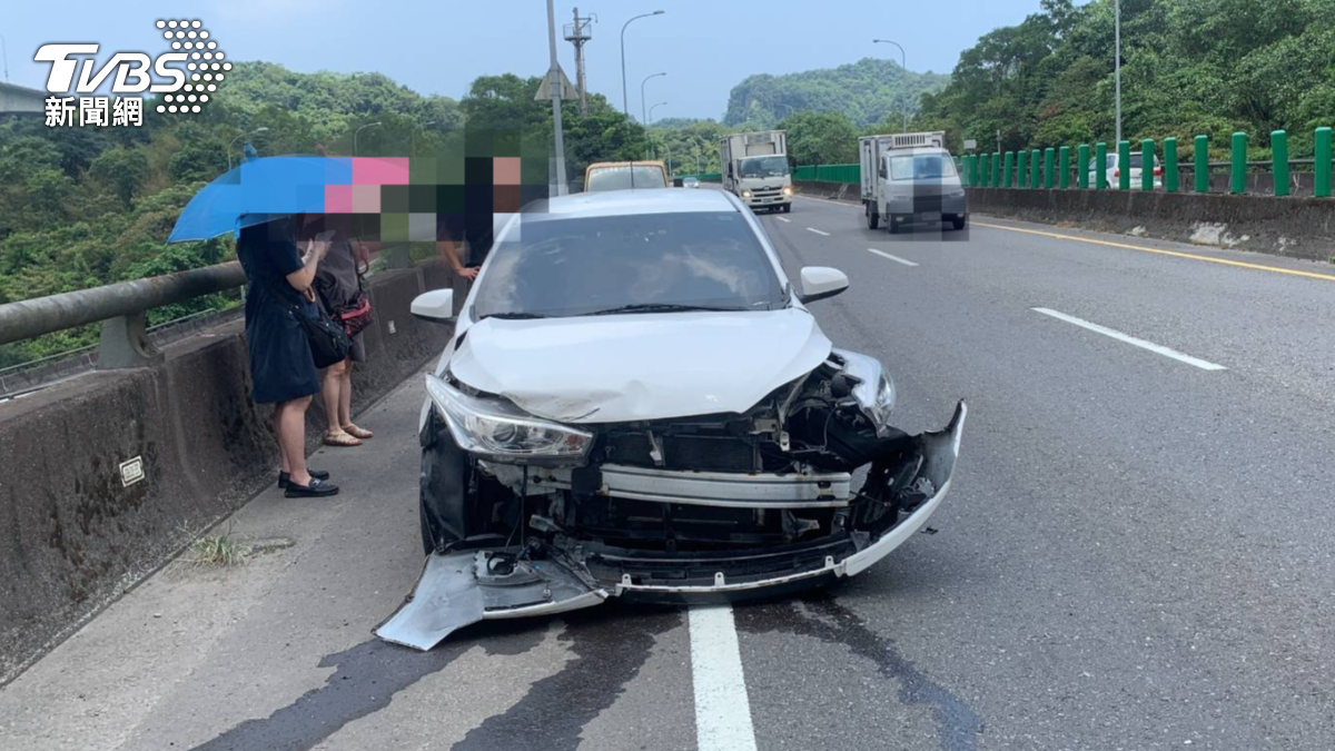 有片／台62線聯結車突鬼切 猛撞小客車「180度翻轉」險解體│TVBS新聞網