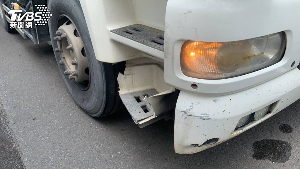 有片／台62線聯結車突鬼切 猛撞小客車「180度翻轉」險解體│TVBS新聞網