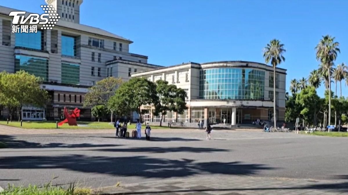 不滿校園提早限制機車出入 新生無奈徒步1km搬行李│TVBS新聞網