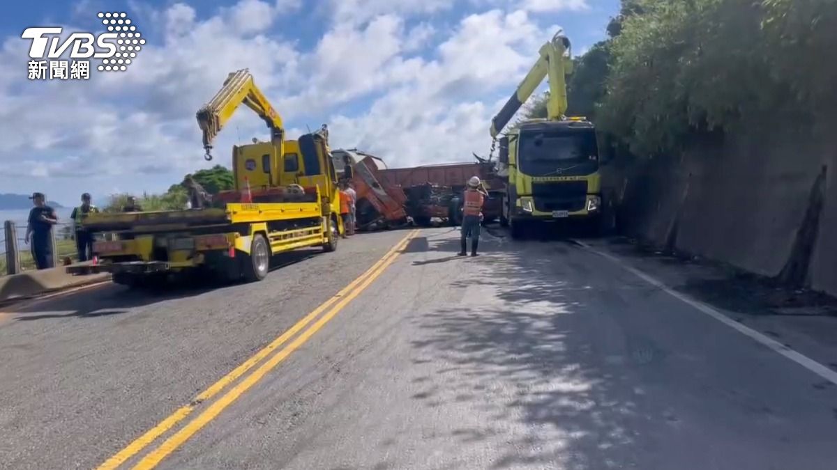 貢寮砂石車折成90度！雙向車道癱瘓 大塞7km長│TVBS新聞網