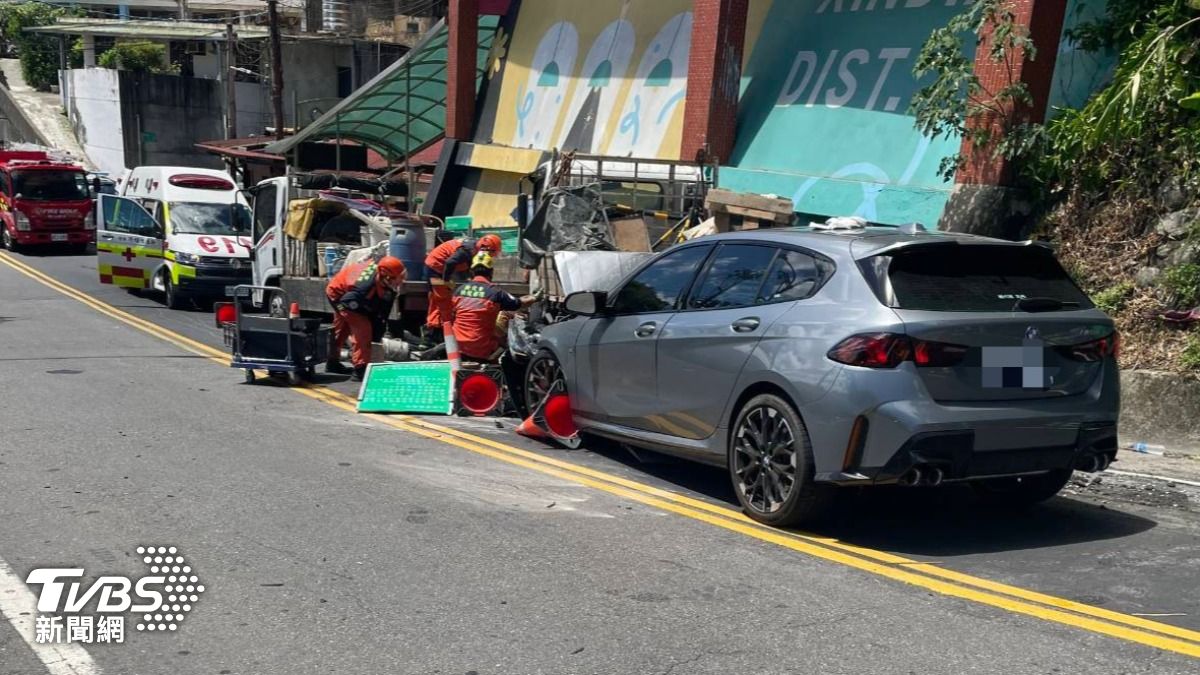 有片／撞擊瞬間曝！新店BMW疑過彎太快 猛撞貨車1工人死亡│TVBS新聞網