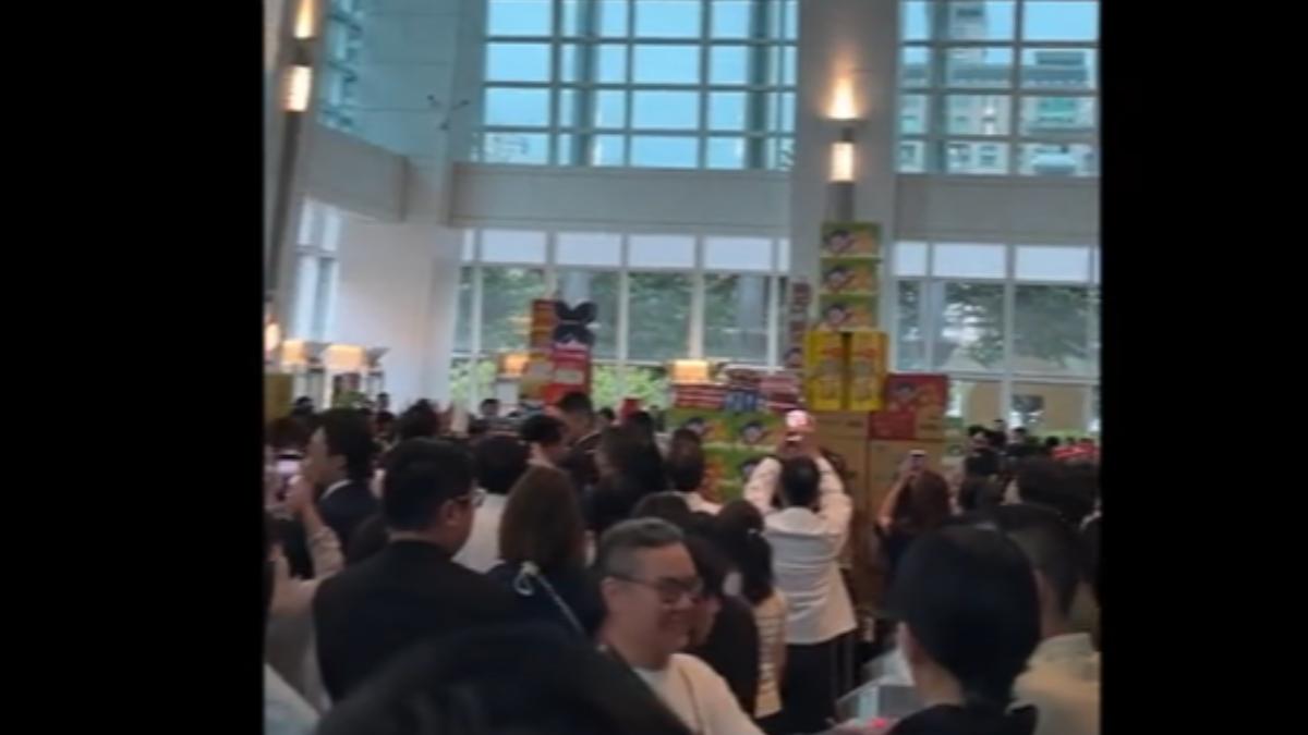 台北101普渡祭香水、「乖乖」比人高 SJ男團周邊也能拜！│TVBS新聞網