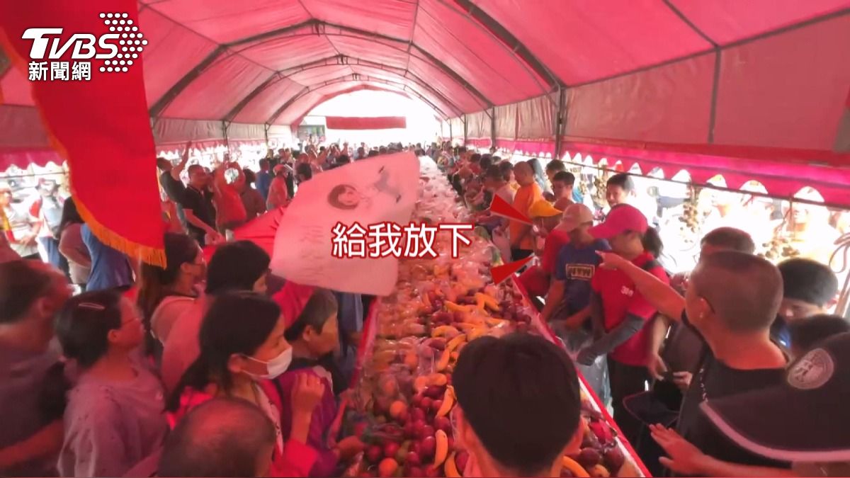 中元節水果山掀搶奪戰！「倒數未完」信眾按捺不住 200箱全掃光│TVBS新聞網