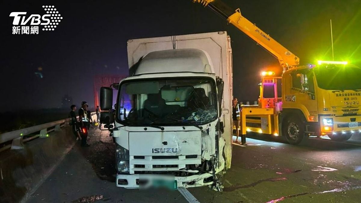 台66驚悚連環事故！小客車衝護欄 大貨車撞上翻覆再遭追撞 │TVBS新聞網
