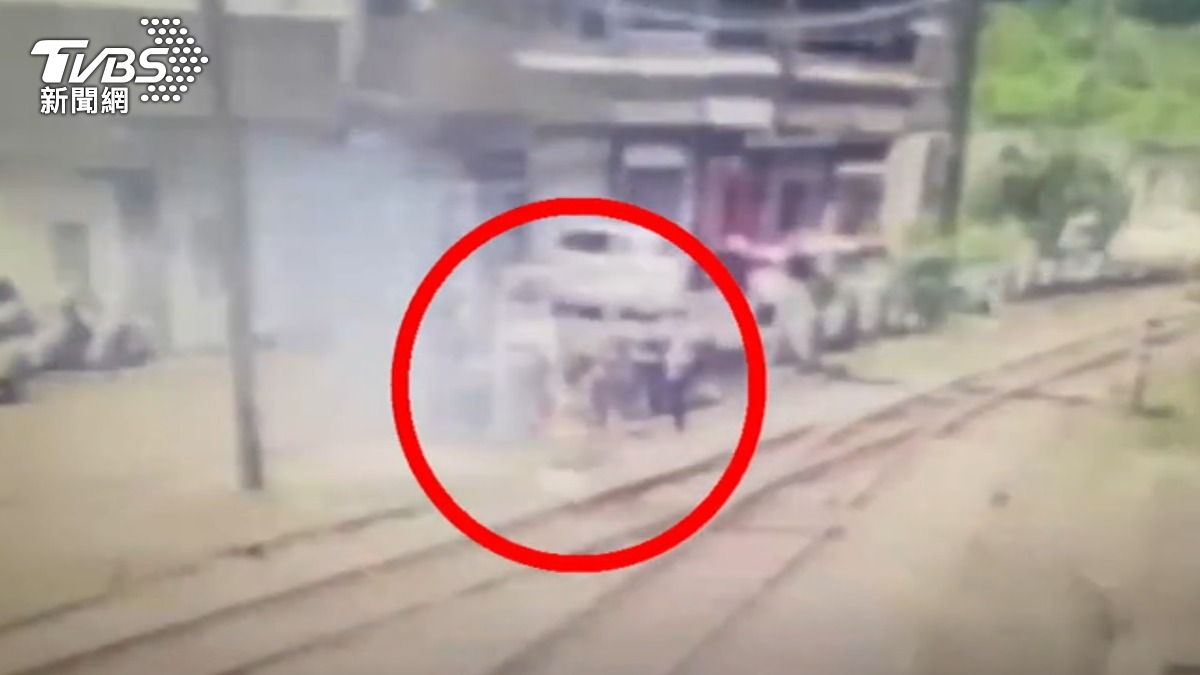 濃煙竄天！ 疑強風吹普渡餘燼 十分老街旁倉庫陷火海│TVBS新聞網